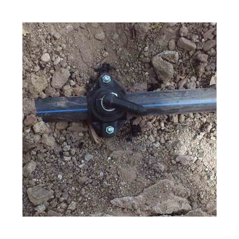Collarín de riego reforzado utilizado en tuberías de polietileno.